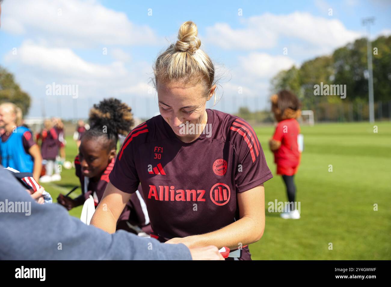 Carolin Simon (FC Bayern Muenchen, 30) nach dem Training mit Fans ...