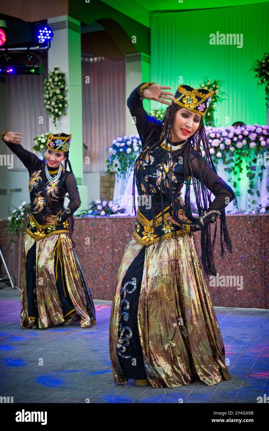 Uzbekistan, Samarkand, Wedding party, folk dancers Stock Photo - Alamy