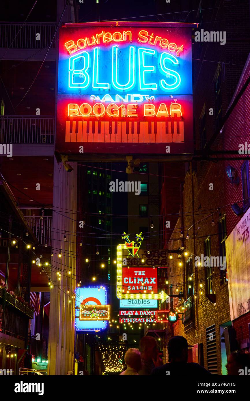 Nighttime urban street scene hi-res stock photography and images - Alamy