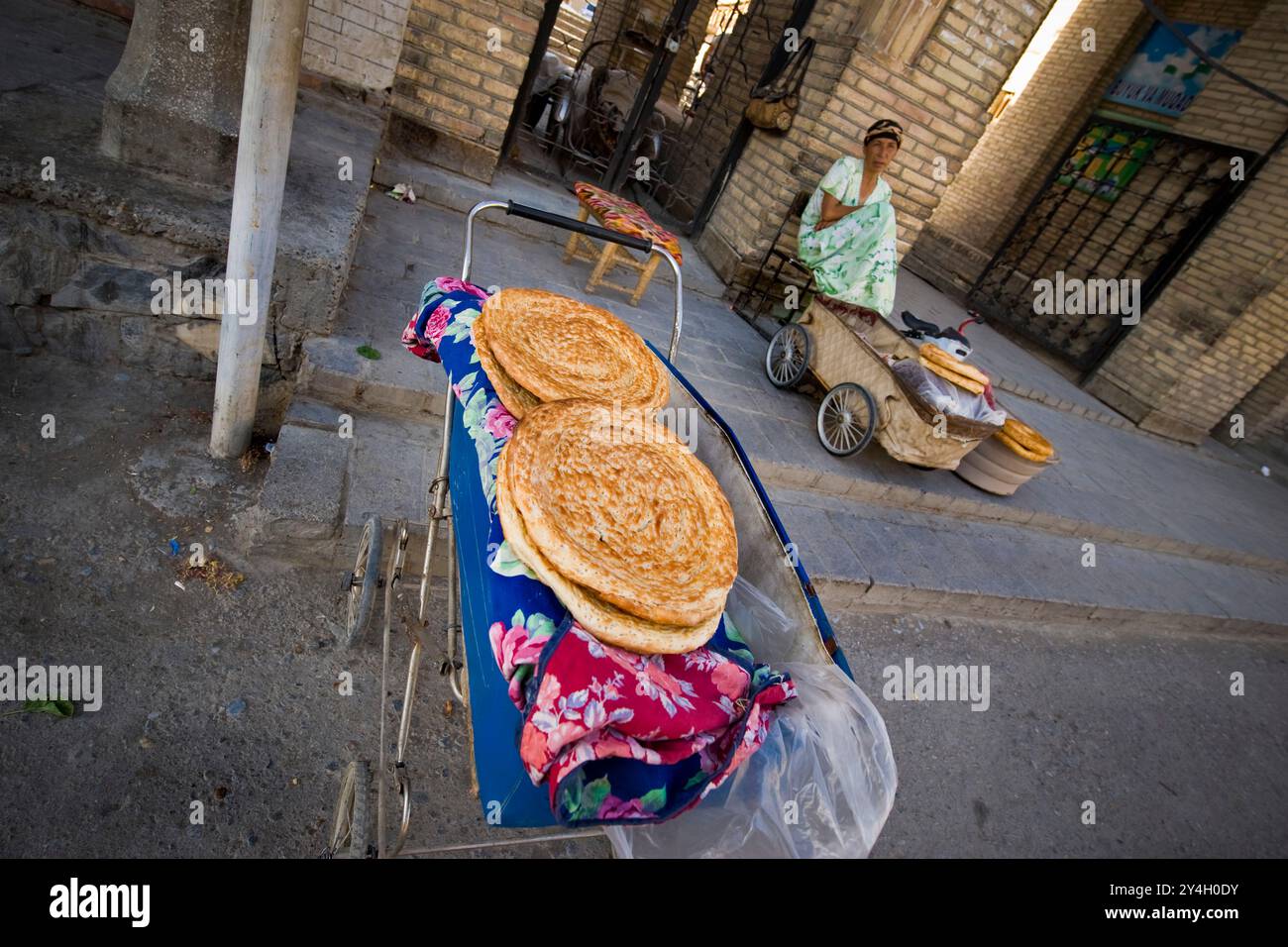 Uzbekistan, Bukhara, peddler bread Stock Photo - Alamy