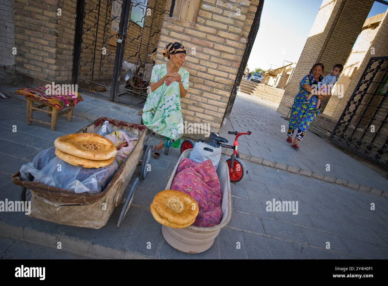 Uzbekistan, Bukhara, peddler bread Stock Photo - Alamy
