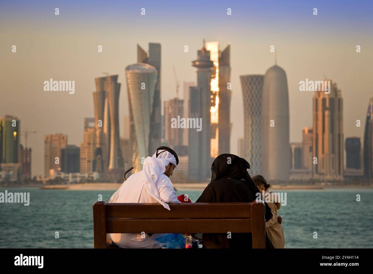 Qatari family hi-res stock photography and images - Alamy