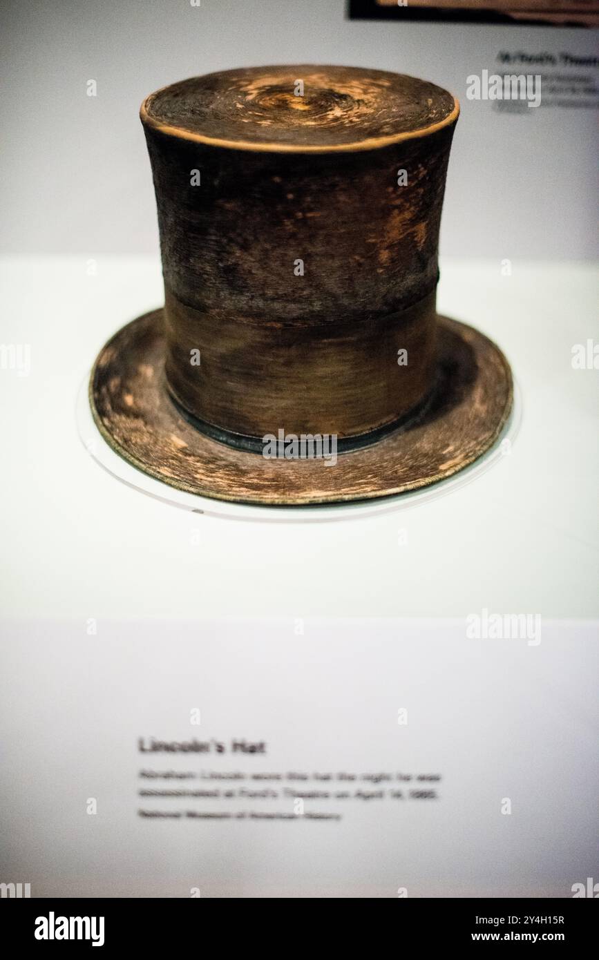 WASHINGTON DC — President Abraham Lincoln's top hat, worn on the night ...
