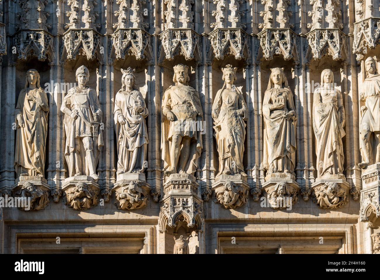 Grand Place Statues Brussels Belgium // on Grand Place (La Grand-Place ...