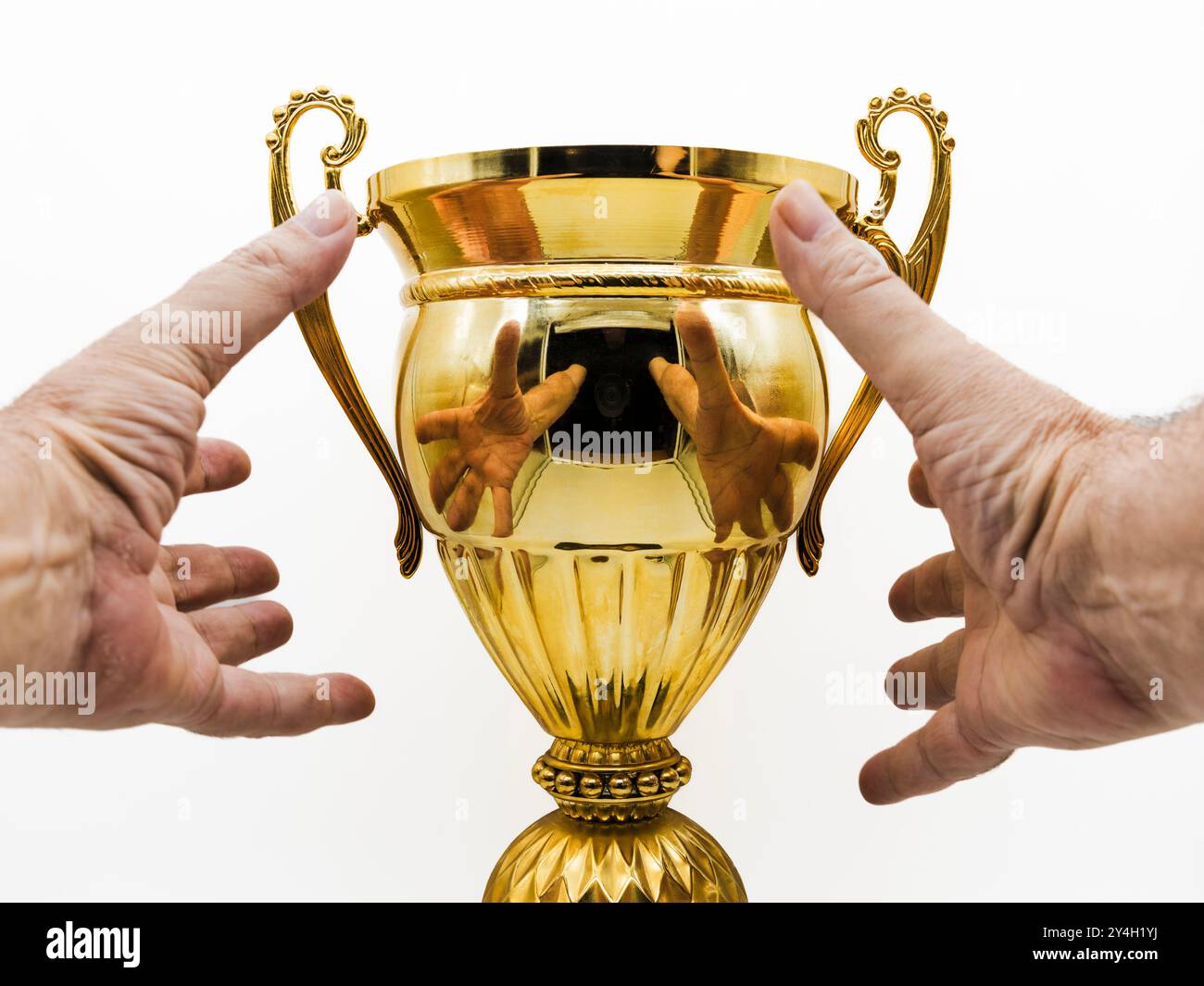 Manos que van a coger una copa de oro, aislada en blanco, trofeo de ...