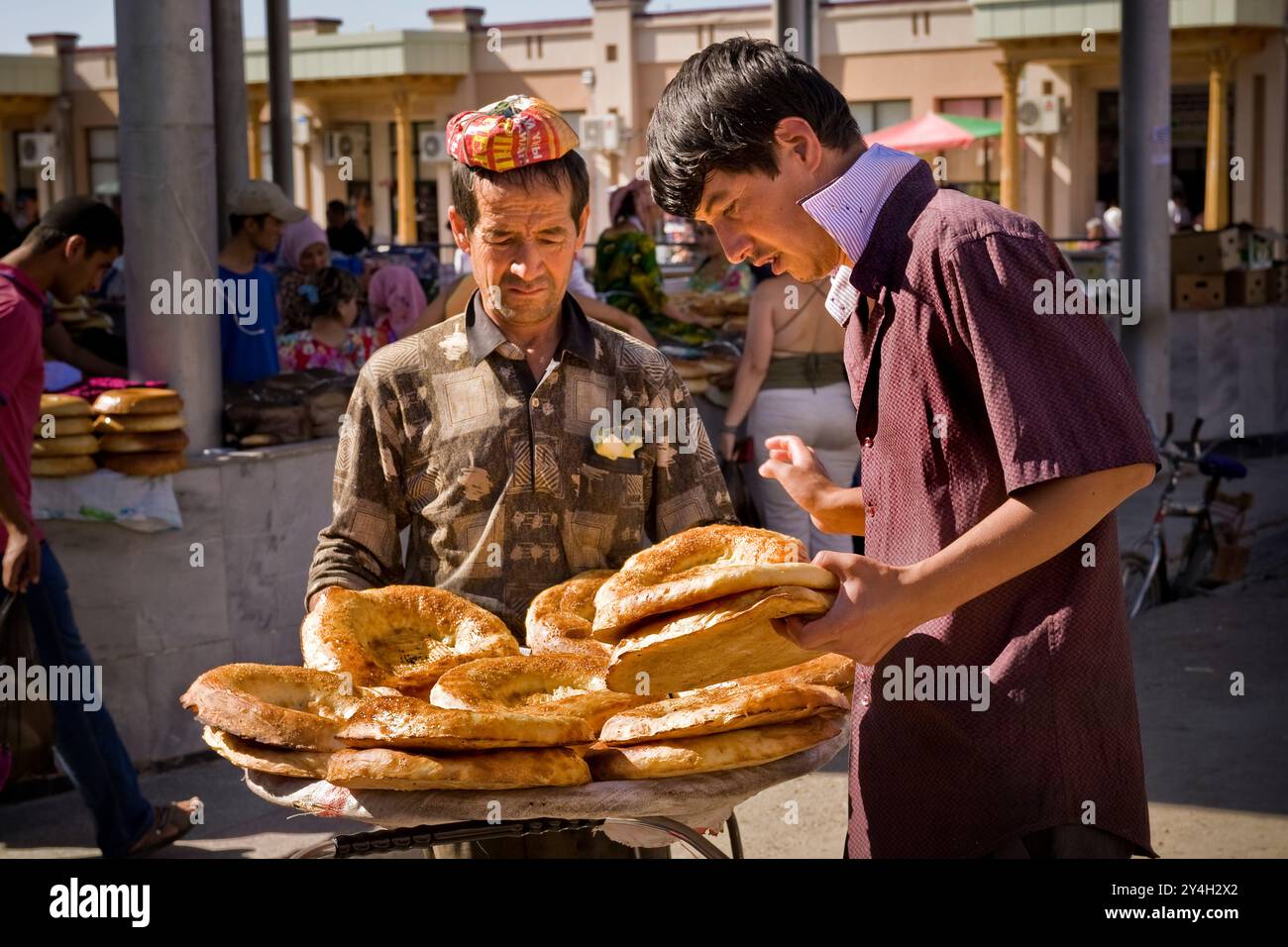 Uzbekistan, Samarkand, Siyob bazaar, bread seller Stock Photo - Alamy