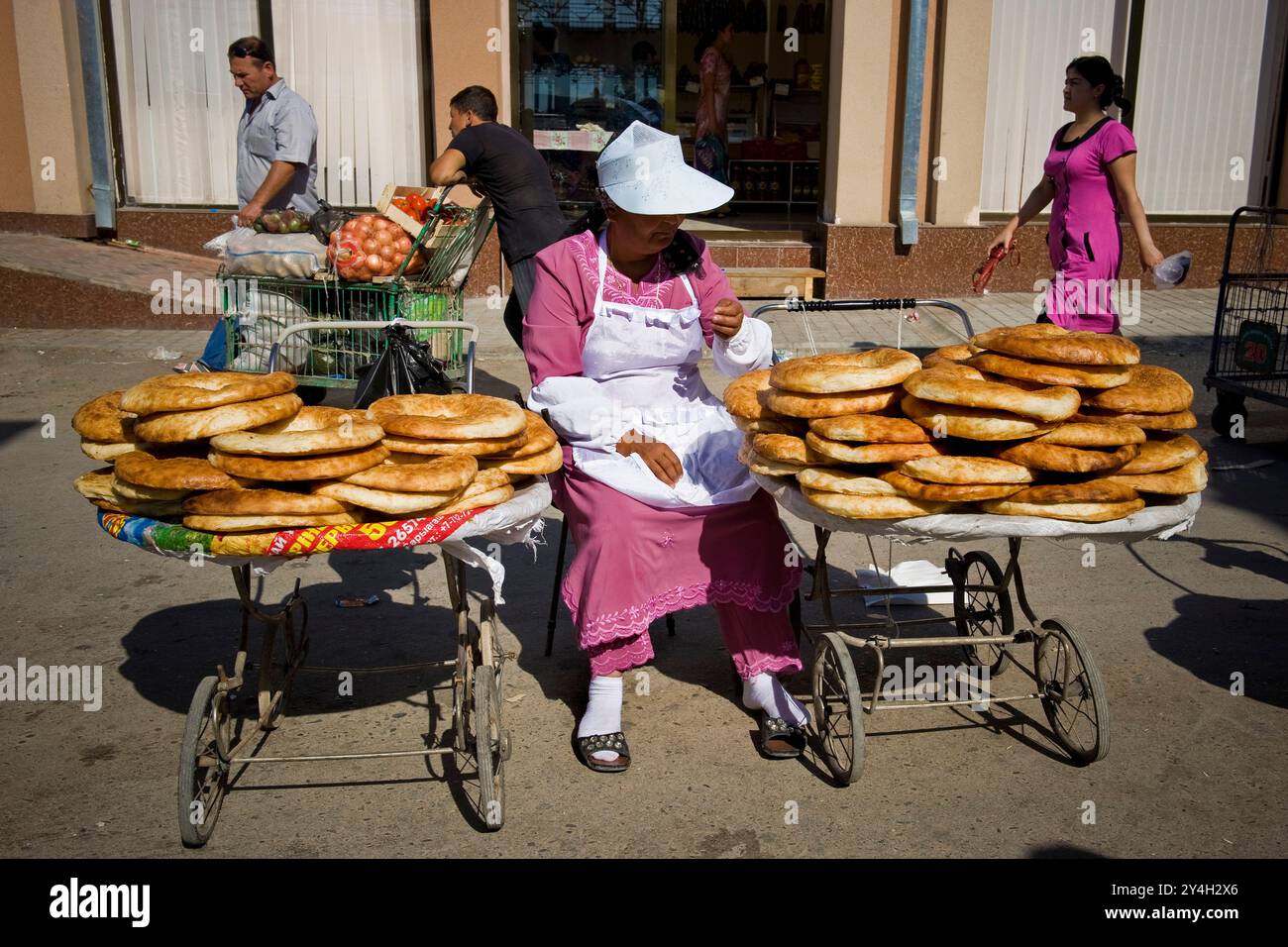 Uzbekistan, Samarkand, Siyob bazaar, bread sellers Stock Photo - Alamy