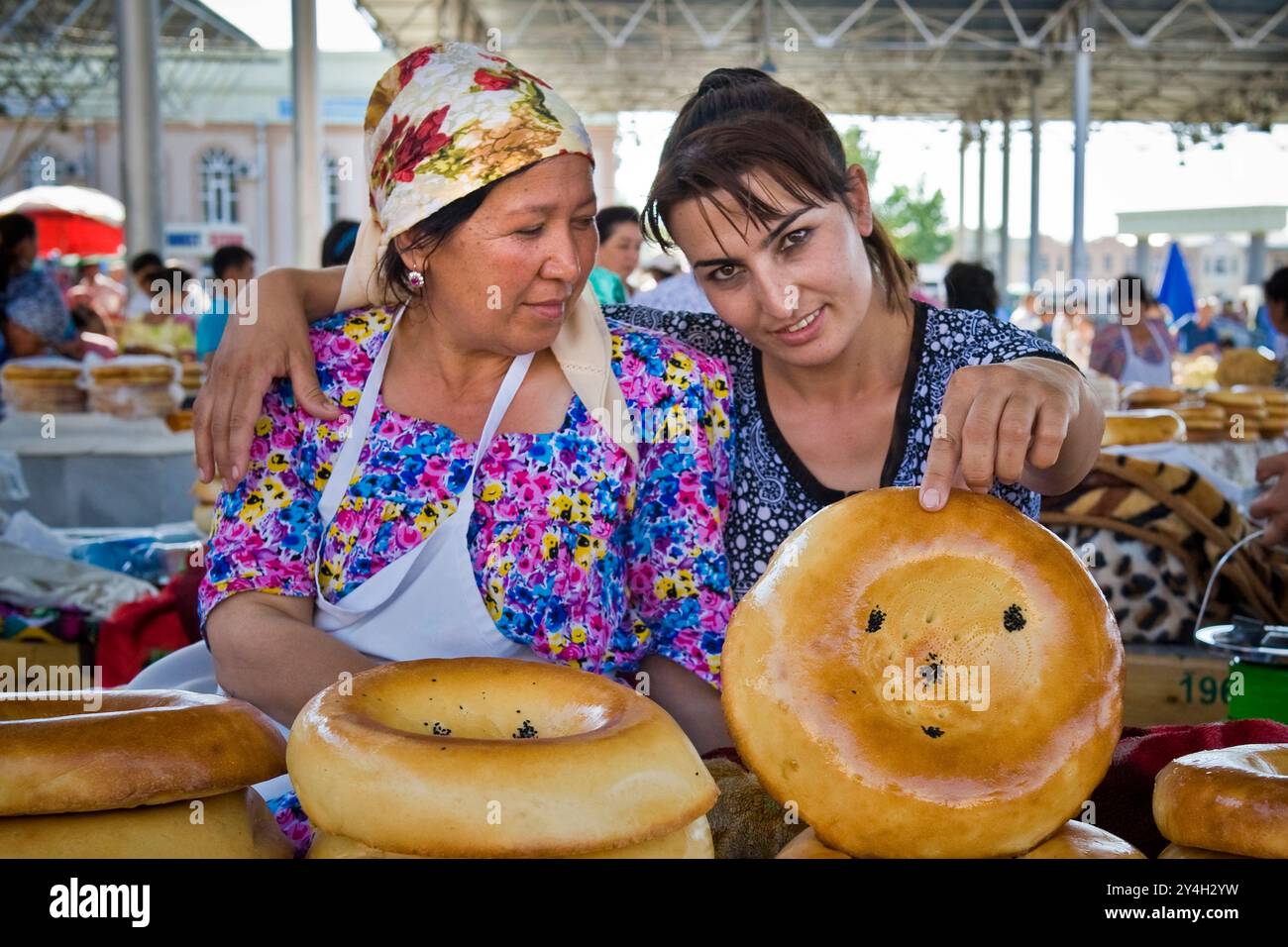 Uzbekistan, Samarkand, Siyob bazaar, bread sellers Stock Photo - Alamy