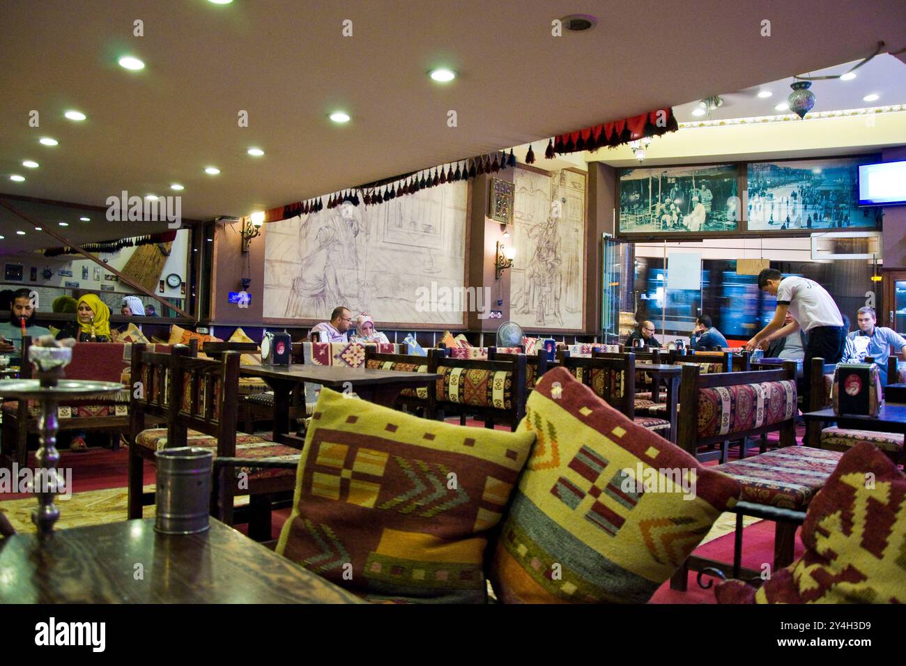 Traditional bar hi-res stock photography and images - Alamy