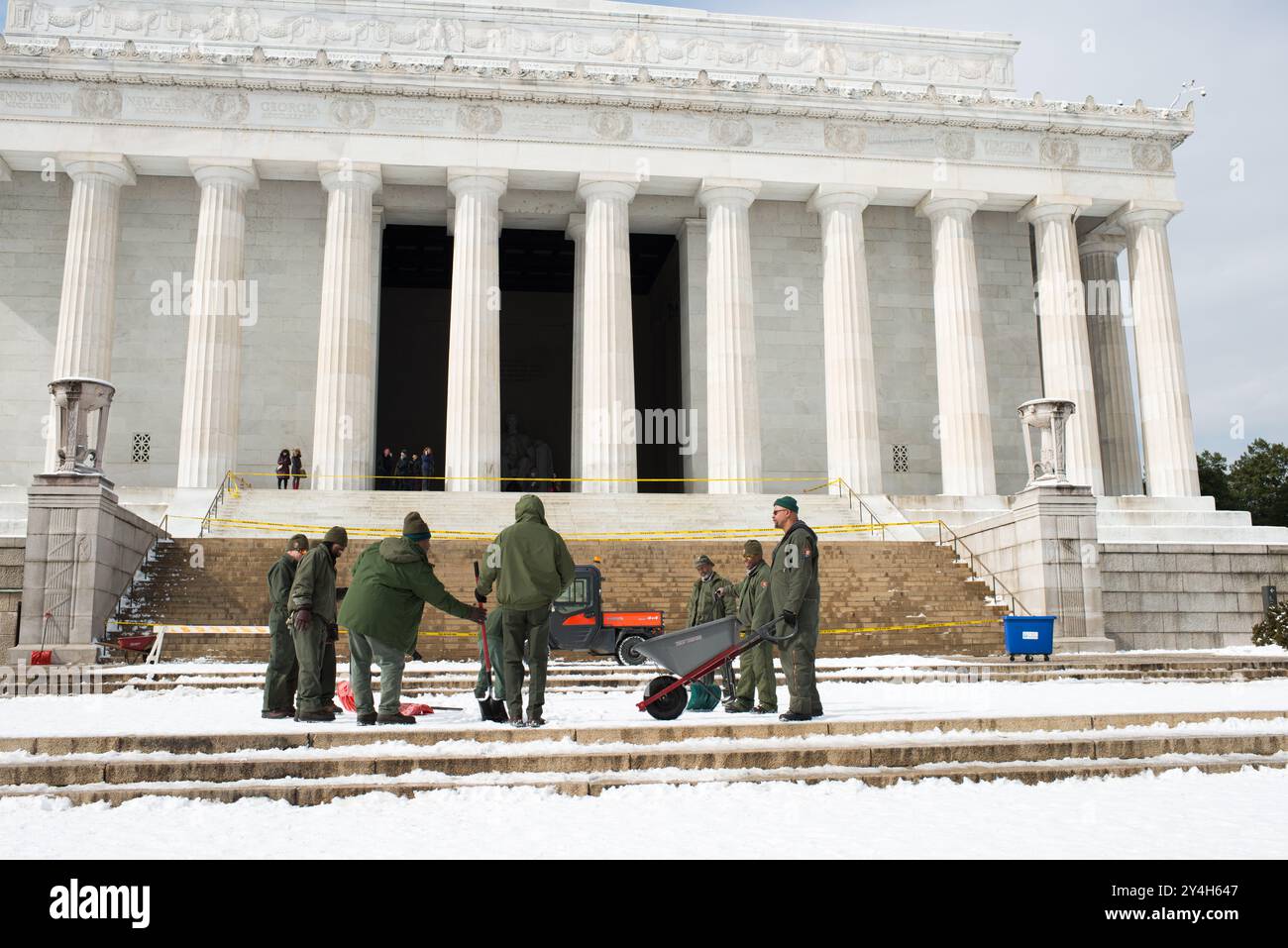 Lincoln Memorial Snow Removal Washington DC // WASHINGTON DC — National ...
