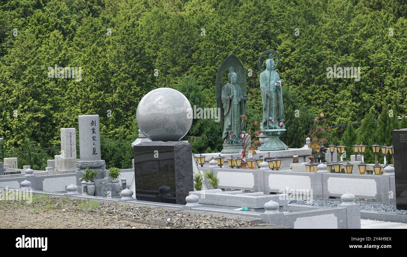 Ancient Cemetery at daylight inside a forest Okunoin Cemetery Wakayama ...