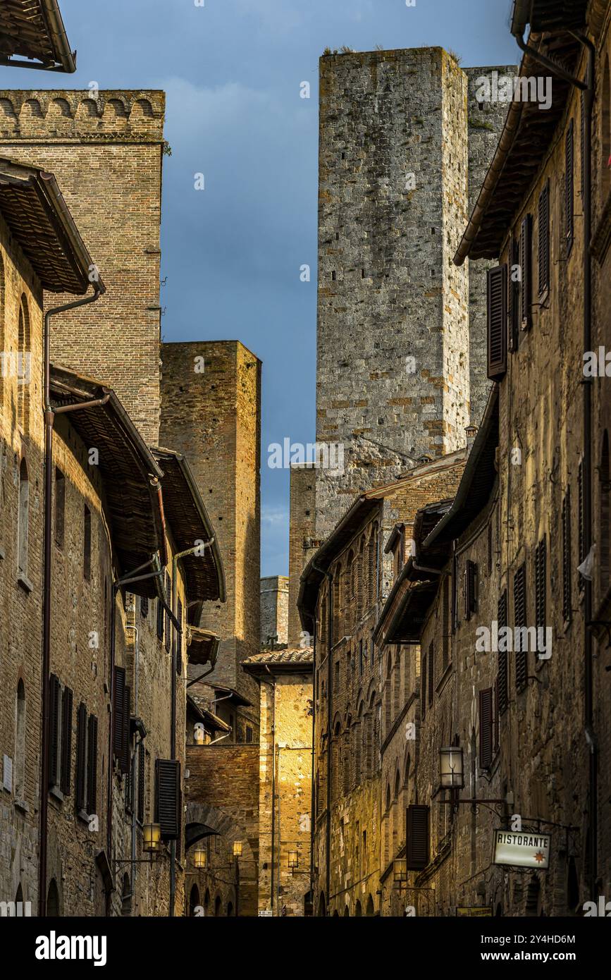 Medieval alley, old town, architecture, building, evening sun, light ...