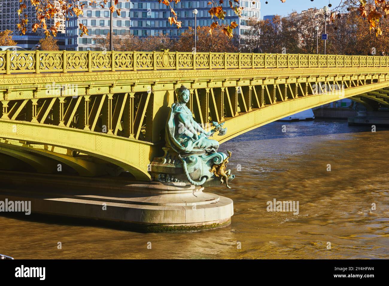 Beautiful architectural details, the sculpture Ville de of Paris (the ...