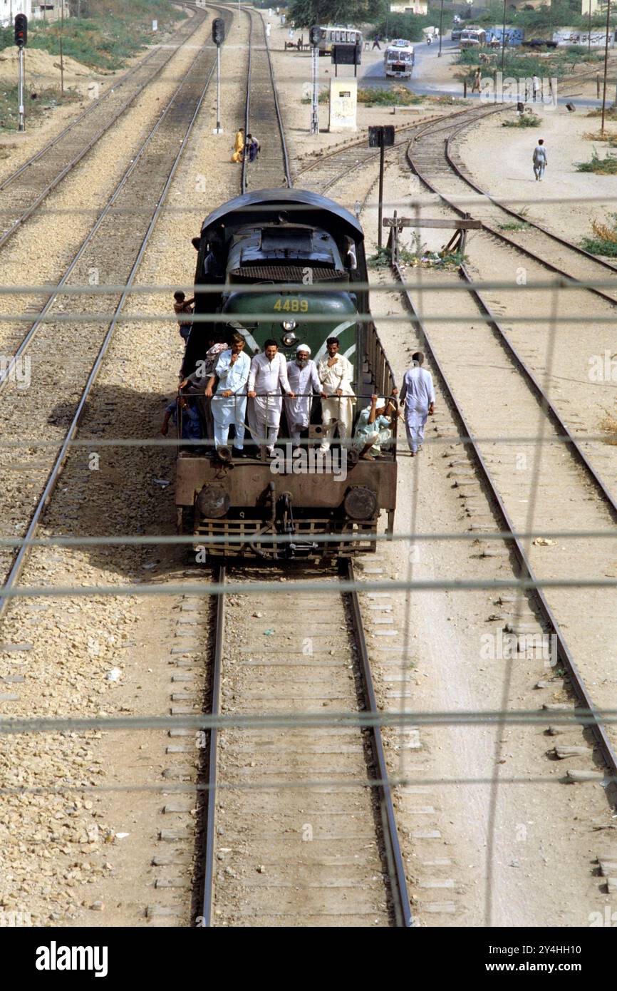 Pakistan railways hi-res stock photography and images - Alamy