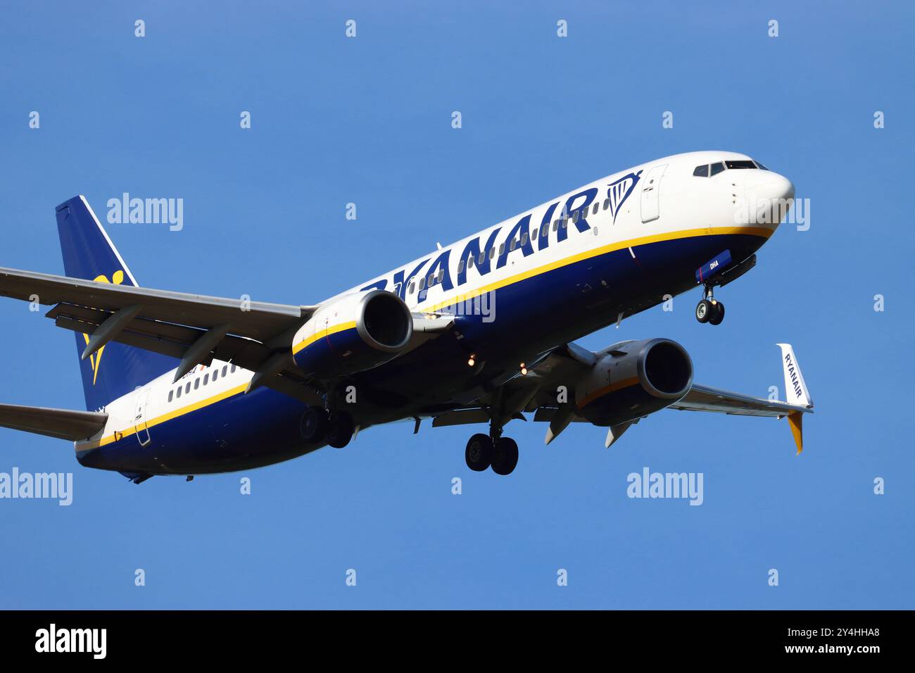 EI-DHA, Ryanair, Boeing 737-800, on final approach to London Stansted ...