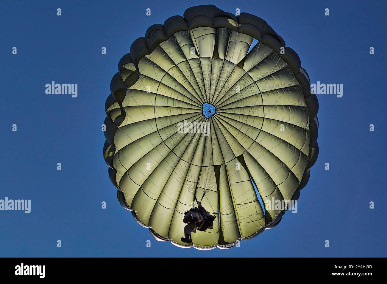 The paratroopers of the Canopy Parachuting Team (RCPT) use the same ...