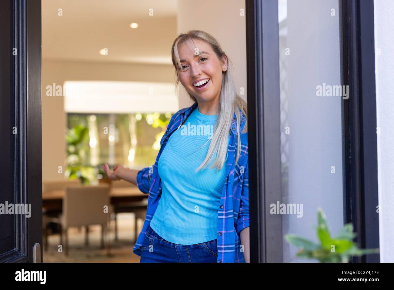 Woman welcoming friends doorway hi-res stock photography and images - Alamy