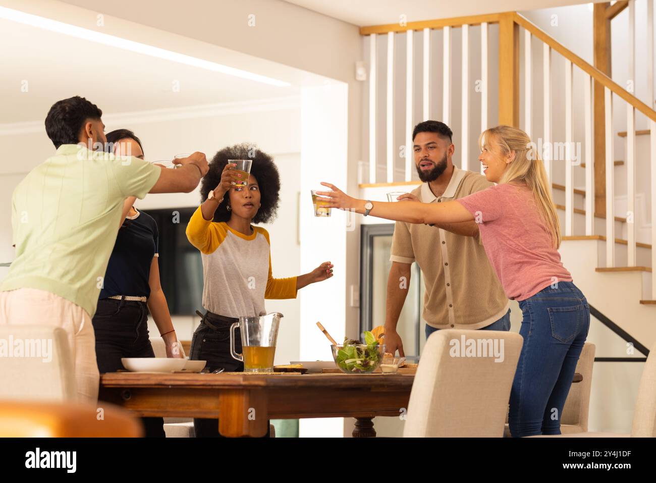 Friends around dining table hi-res stock photography and images - Alamy