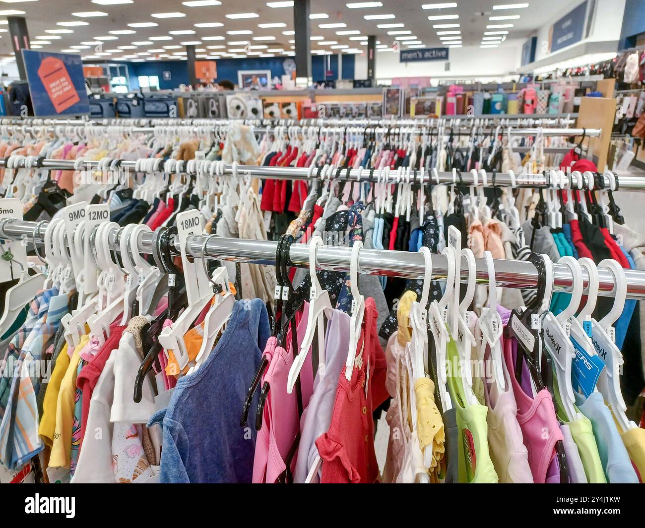 Clothing marshalls shopping store hi-res stock photography and images ...
