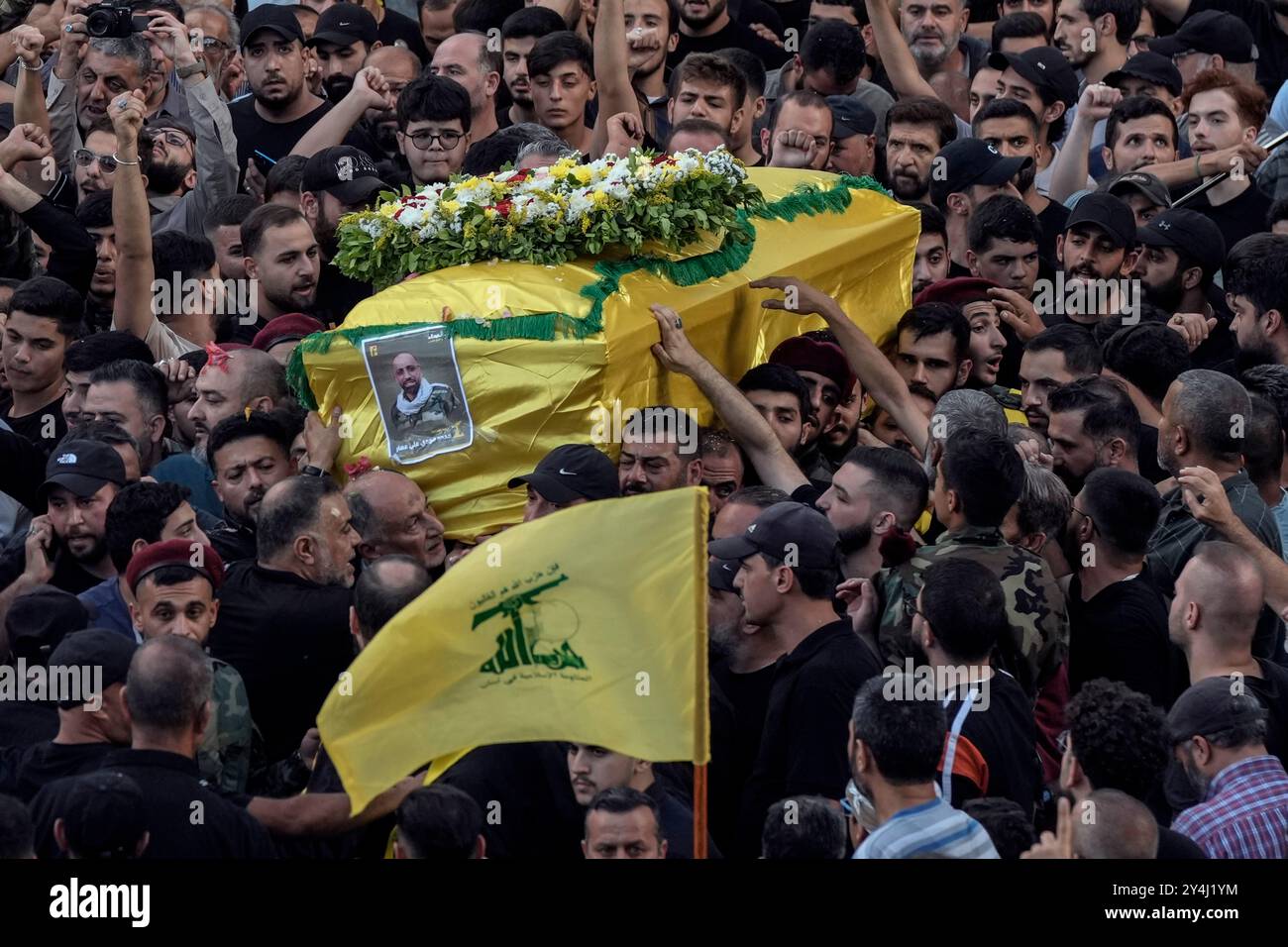 Mourners carry the coffin of Mohammed Mahdi, son of Hezbollah ...