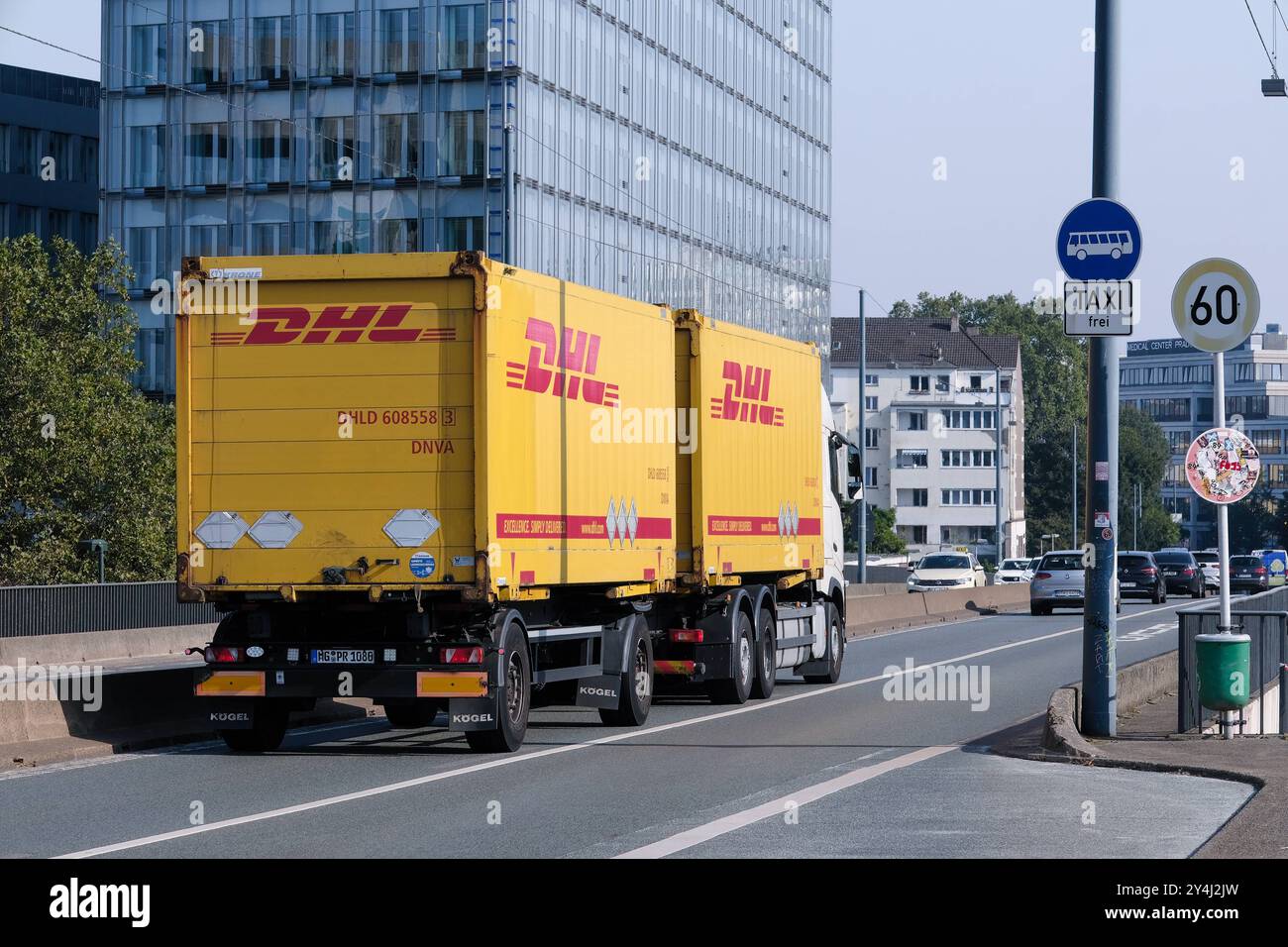 Düsseldorf 18.09.2024 Post DHL Paket Pakete Paketwagen Postpaketwagen ...
