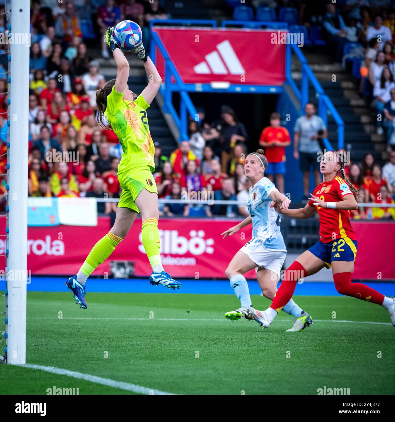 Women lisa hi-res stock photography and images - Alamy