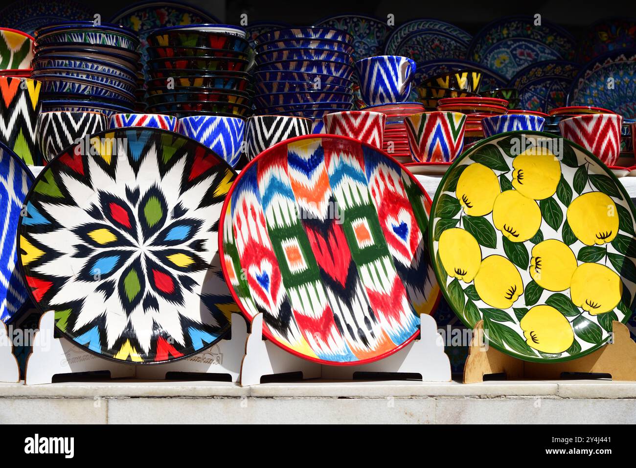 Sale of traditional Uzbek ceramic dishes and souvenirs at the Samarkand ...