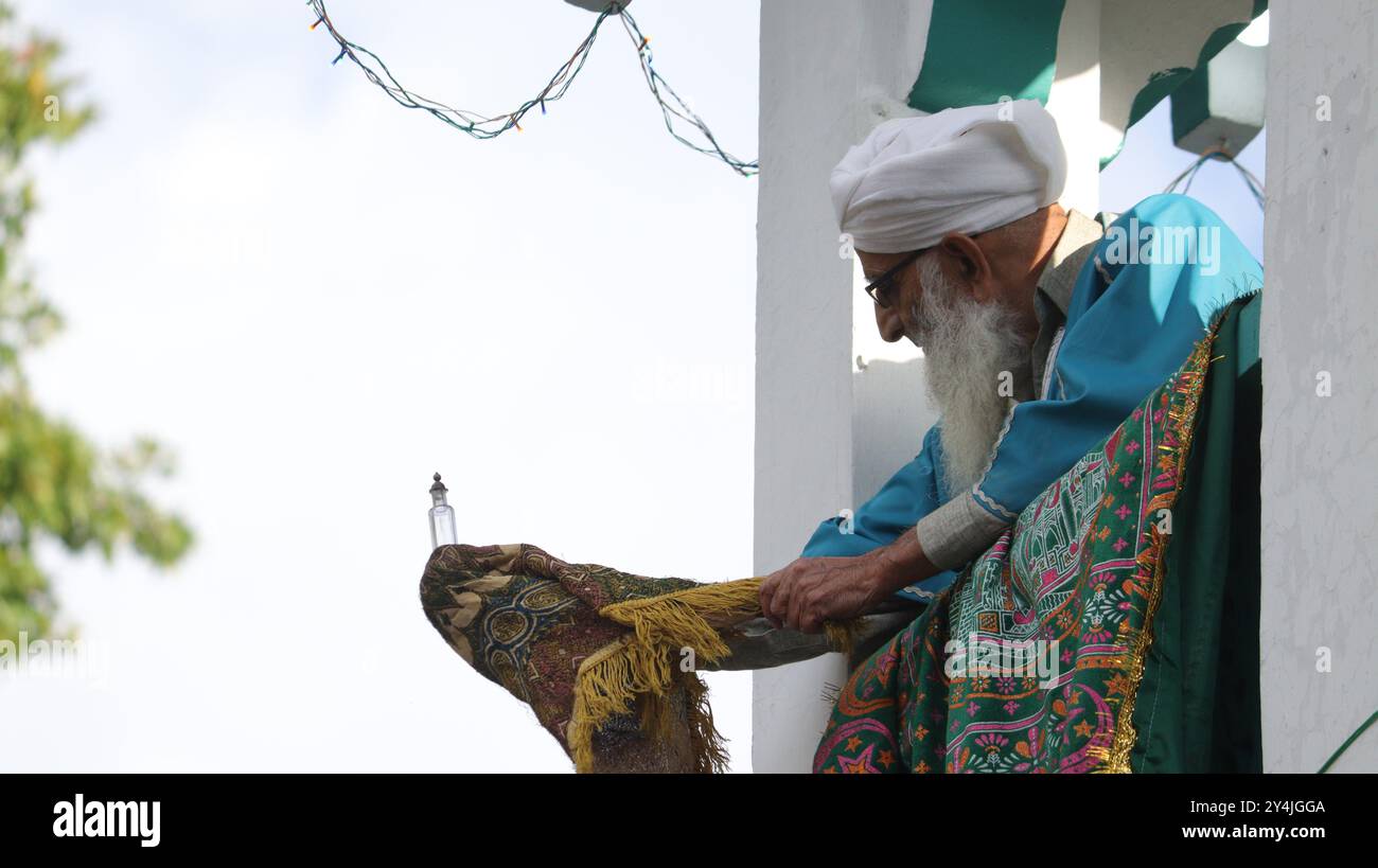Srinagar, India. 17th Sep, 2024. Thousands of devotees throng Khiram ...