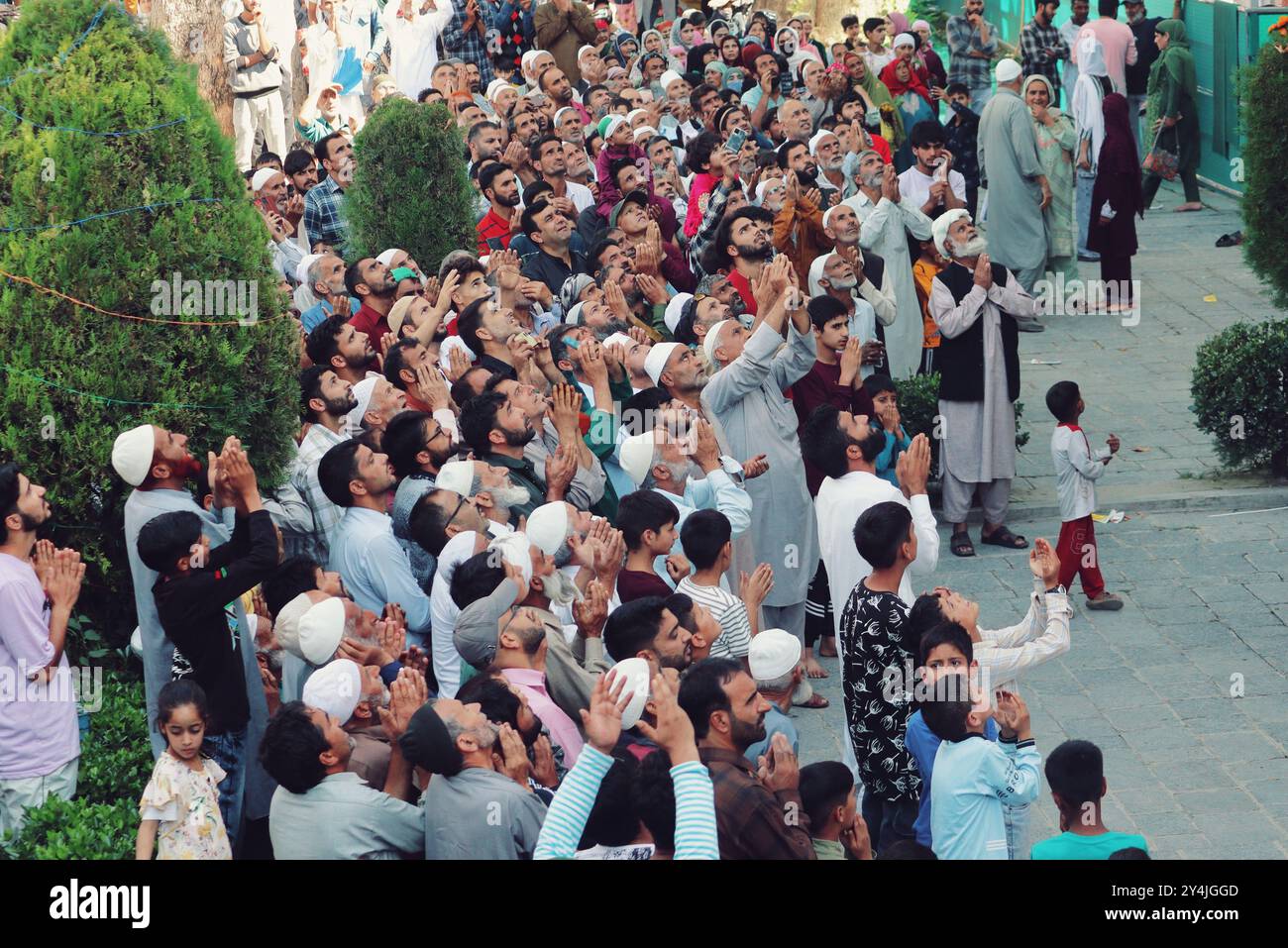 Srinagar, India. 17th Sep, 2024. Thousands of devotees throng Khiram Dargah in South Kashmir's ...
