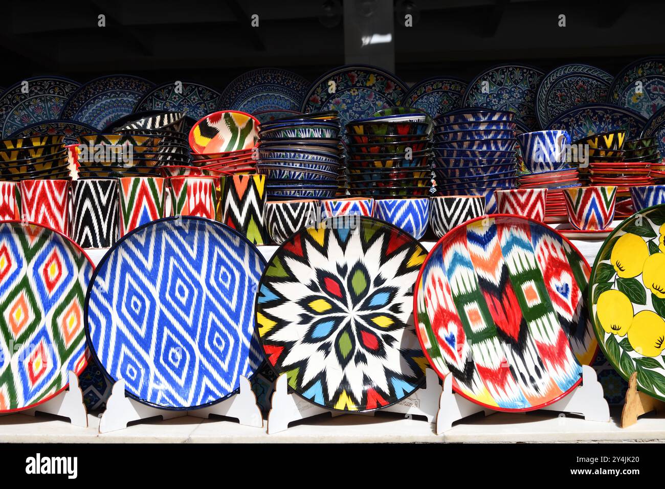 Sale of traditional Uzbek ceramic dishes and souvenirs at the Samarkand ...
