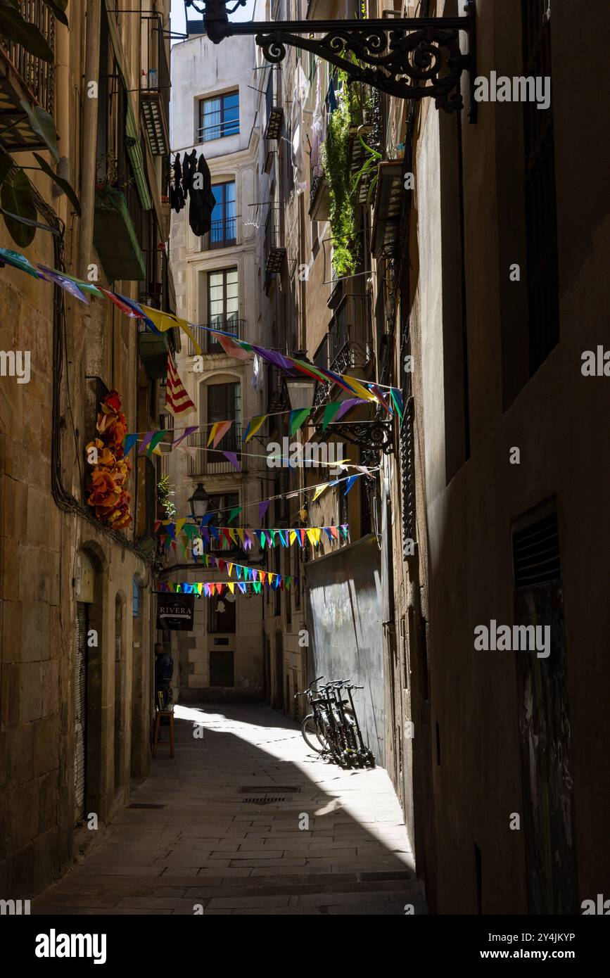 A narrow street in the Bari Gothic district in Barcelona, Spain Stock ...