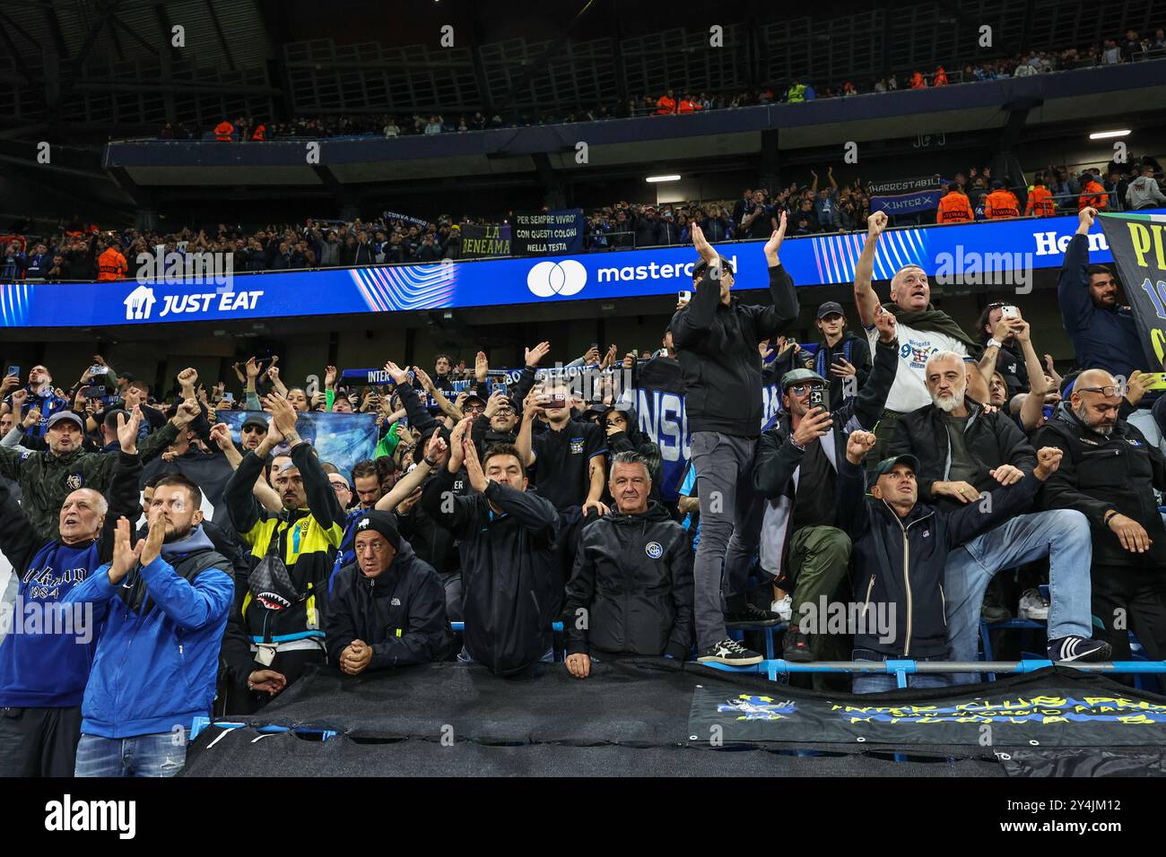 Inter Milan fans celebrate as they get a draw against Manchester City ...