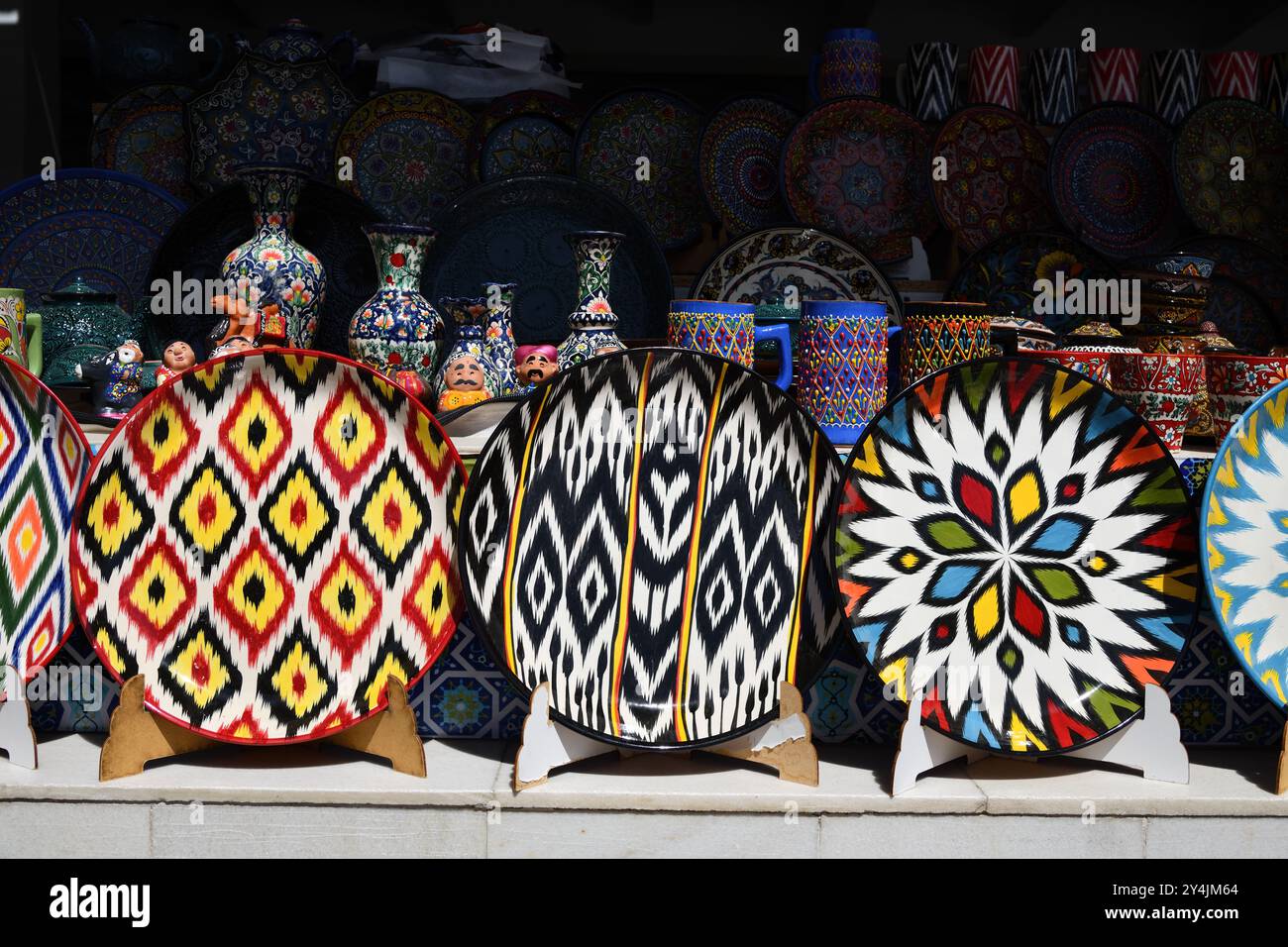 Sale of traditional Uzbek ceramic dishes and souvenirs at the Samarkand ...