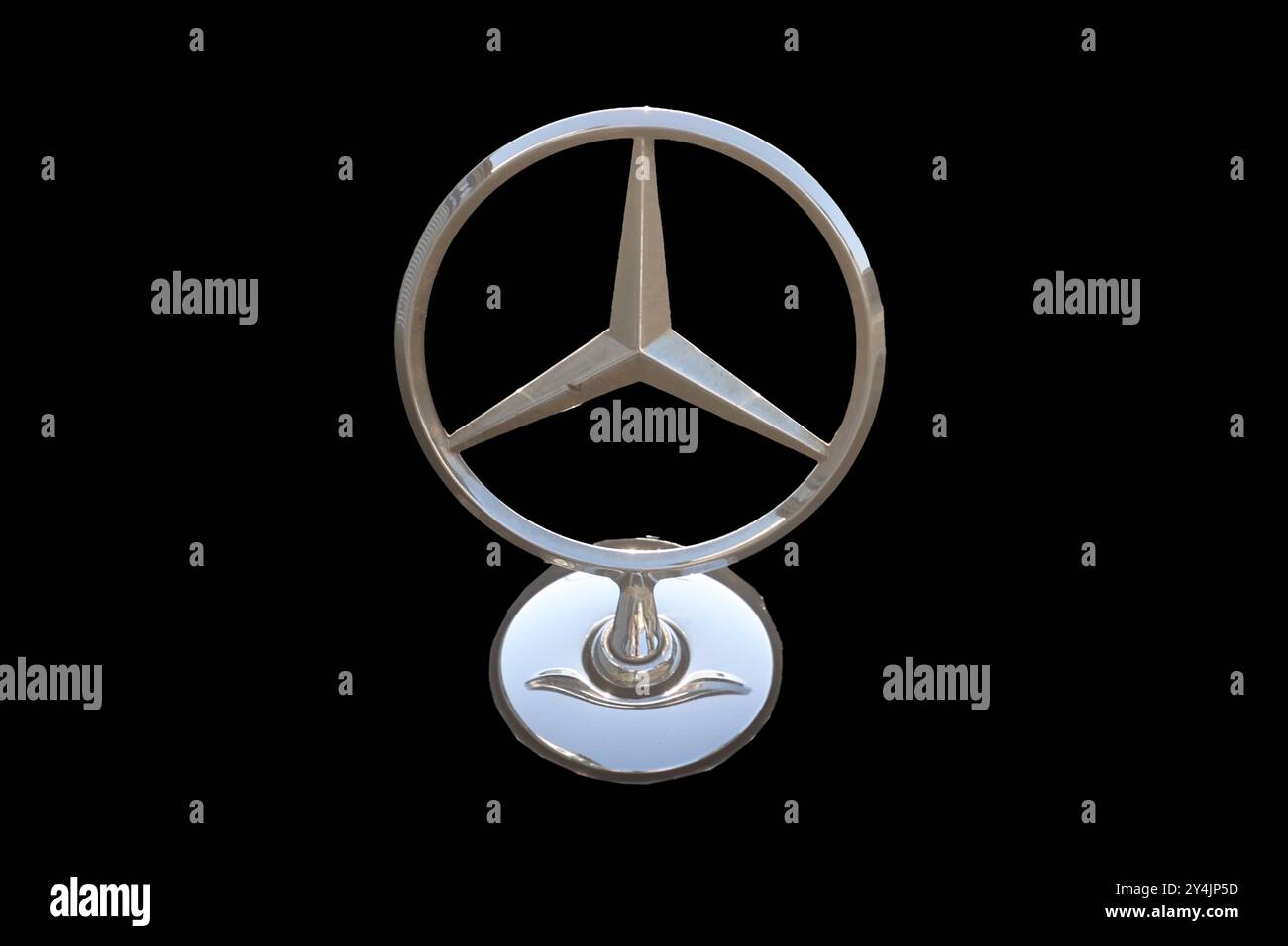 Weltweit bekannte Markenzeichen Der Mercedes-Stern als Markenzeichen ...