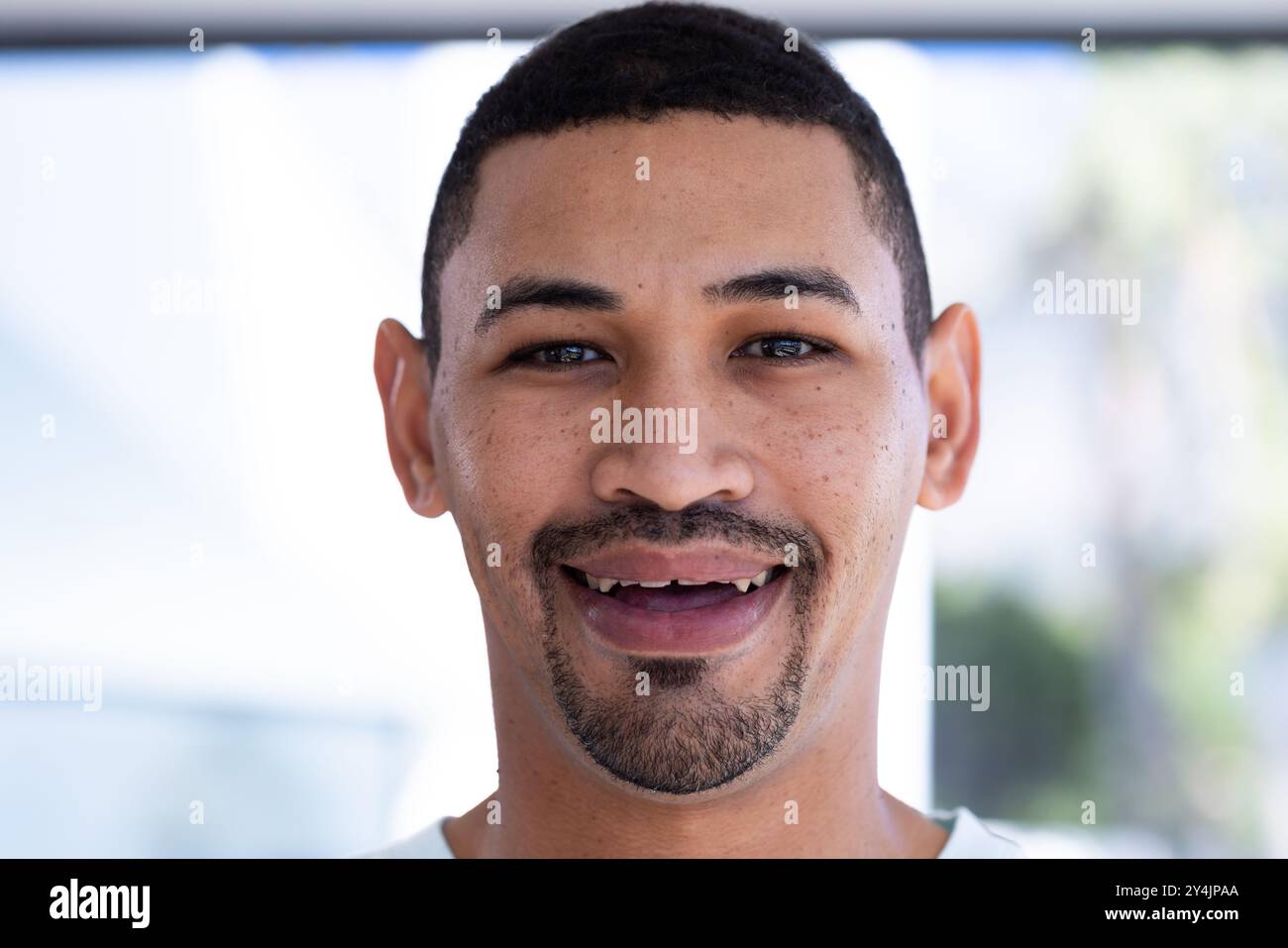 Man looking camera close hi-res stock photography and images - Alamy