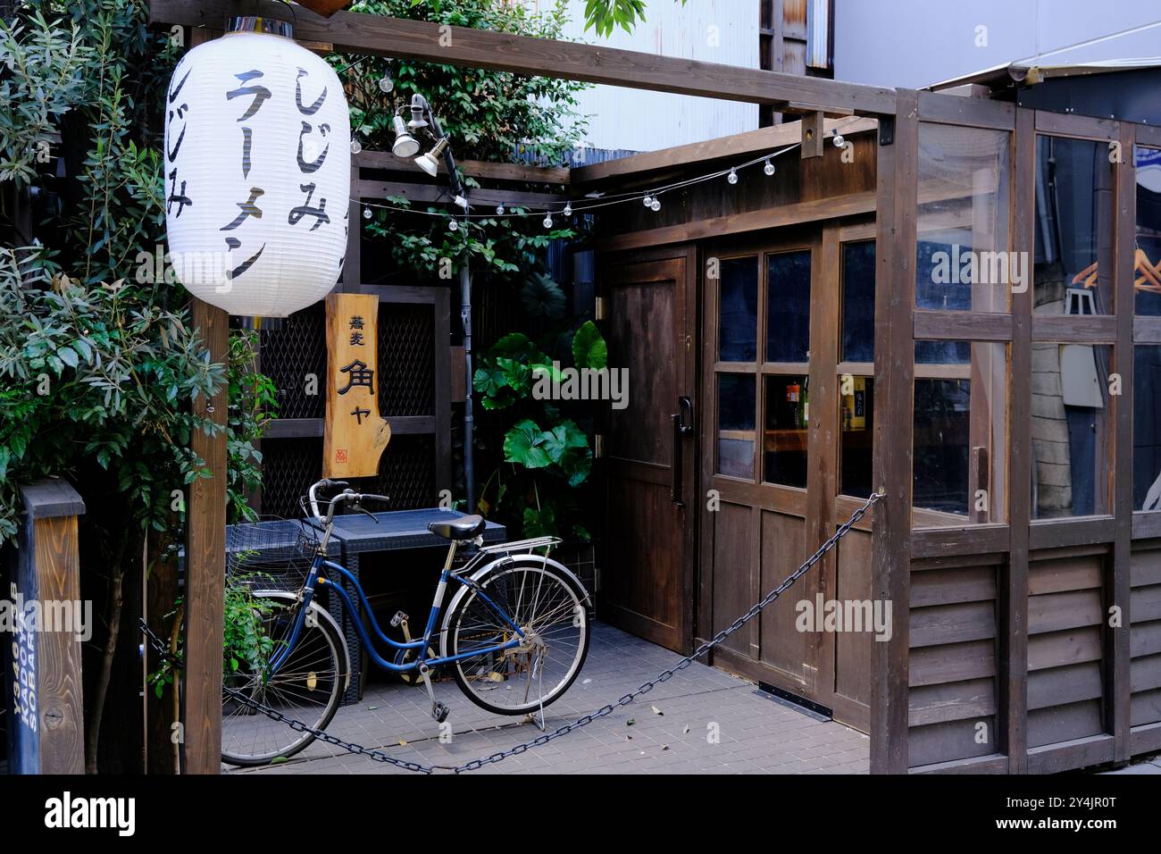The exterior view of a traditional Japanese restaurant in Ueno.Tokyo ...