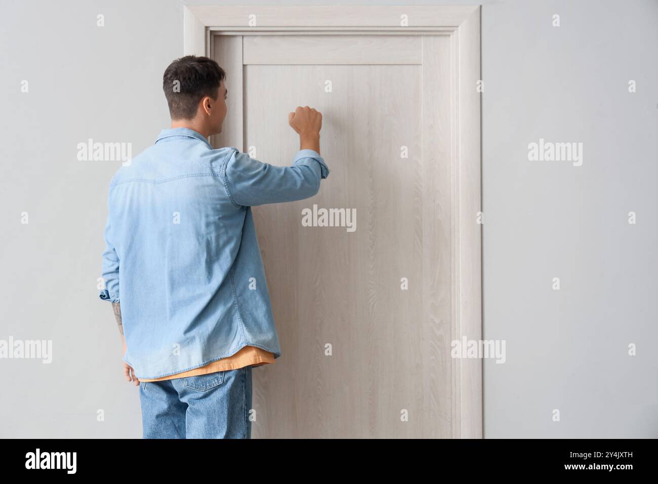 Man knocking on door hi-res stock photography and images - Alamy