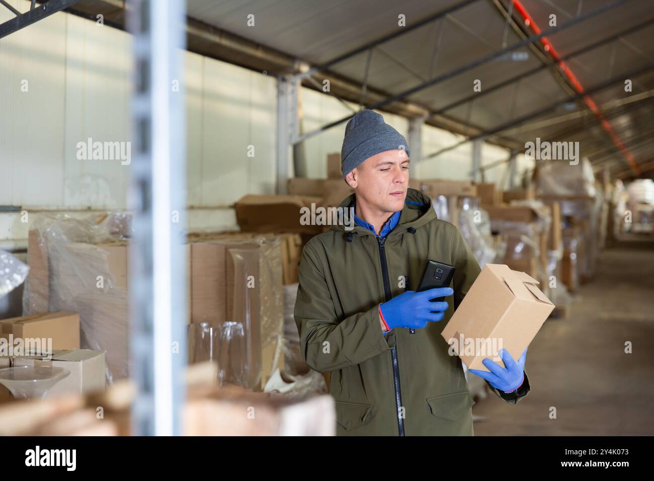 Fulfillment center worker using hi-res stock photography and images - Alamy