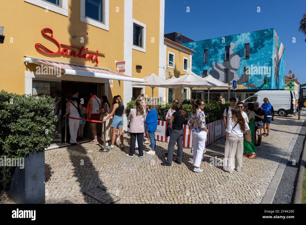 Visitors to the popular ice cream shop Santini line up in Cascais ...