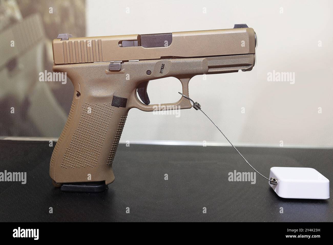 Gun on a plate hi-res stock photography and images - Alamy