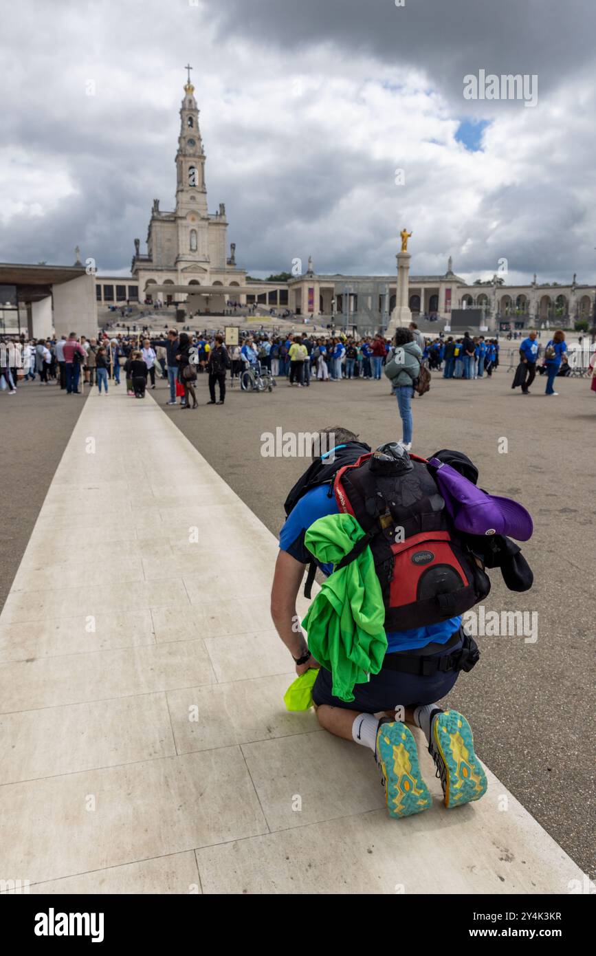 Pilgrims crawl on knees to The Basilica of Our Lady of the Rosary of ...