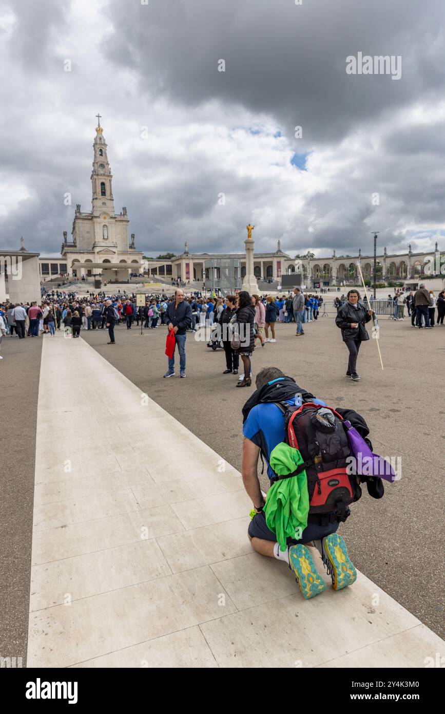 Pilgrims crawl on knees to The Basilica of Our Lady of the Rosary of ...