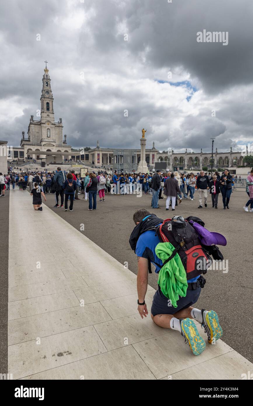 Pilgrims crawl on knees to The Basilica of Our Lady of the Rosary of ...