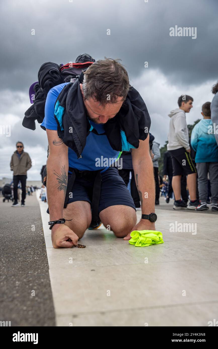 Pilgrims crawl on knees to The Basilica of Our Lady of the Rosary of ...