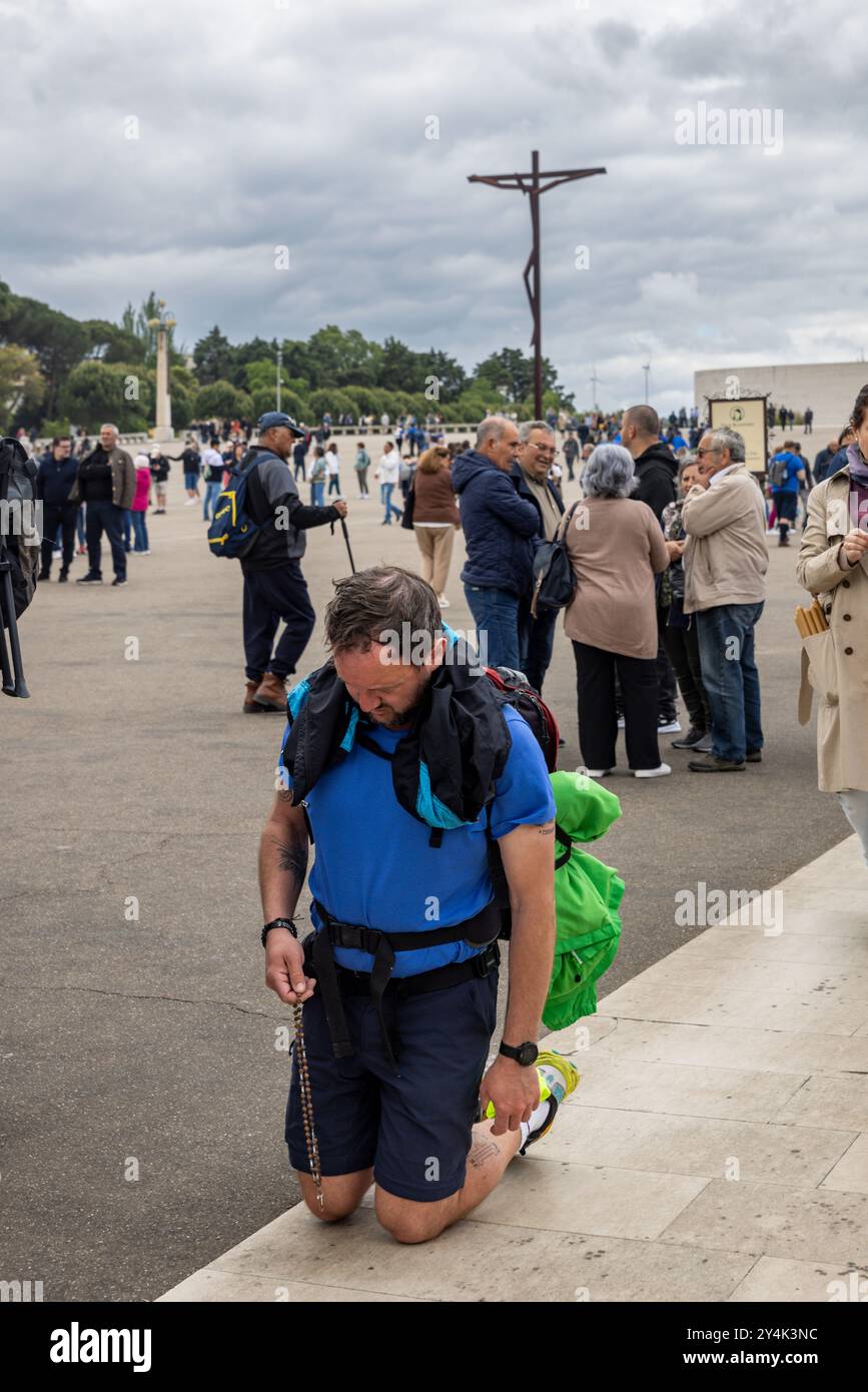 Pilgrims crawl on knees to The Basilica of Our Lady of the Rosary of ...