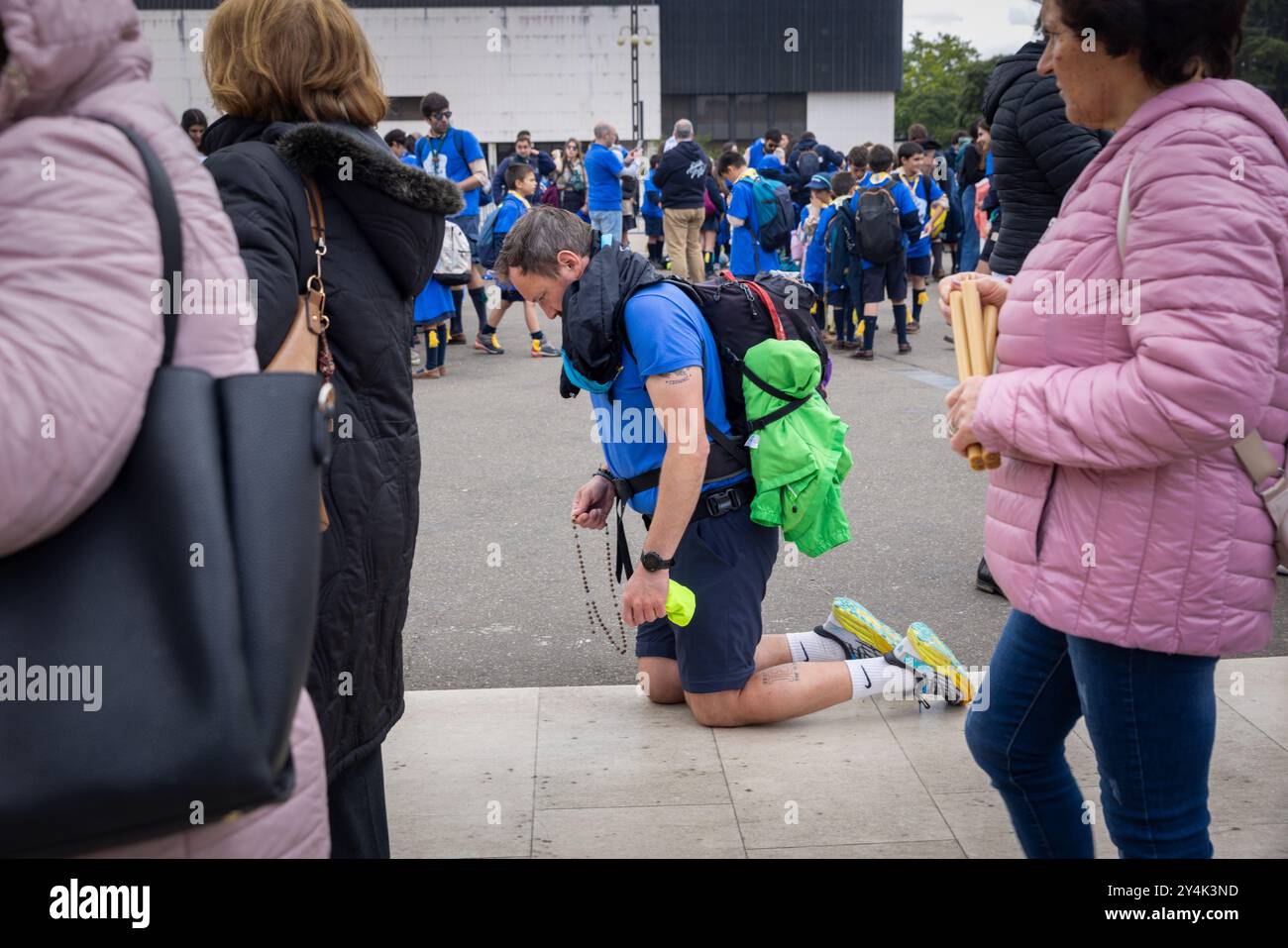 Pilgrims crawl on knees to The Basilica of Our Lady of the Rosary of ...