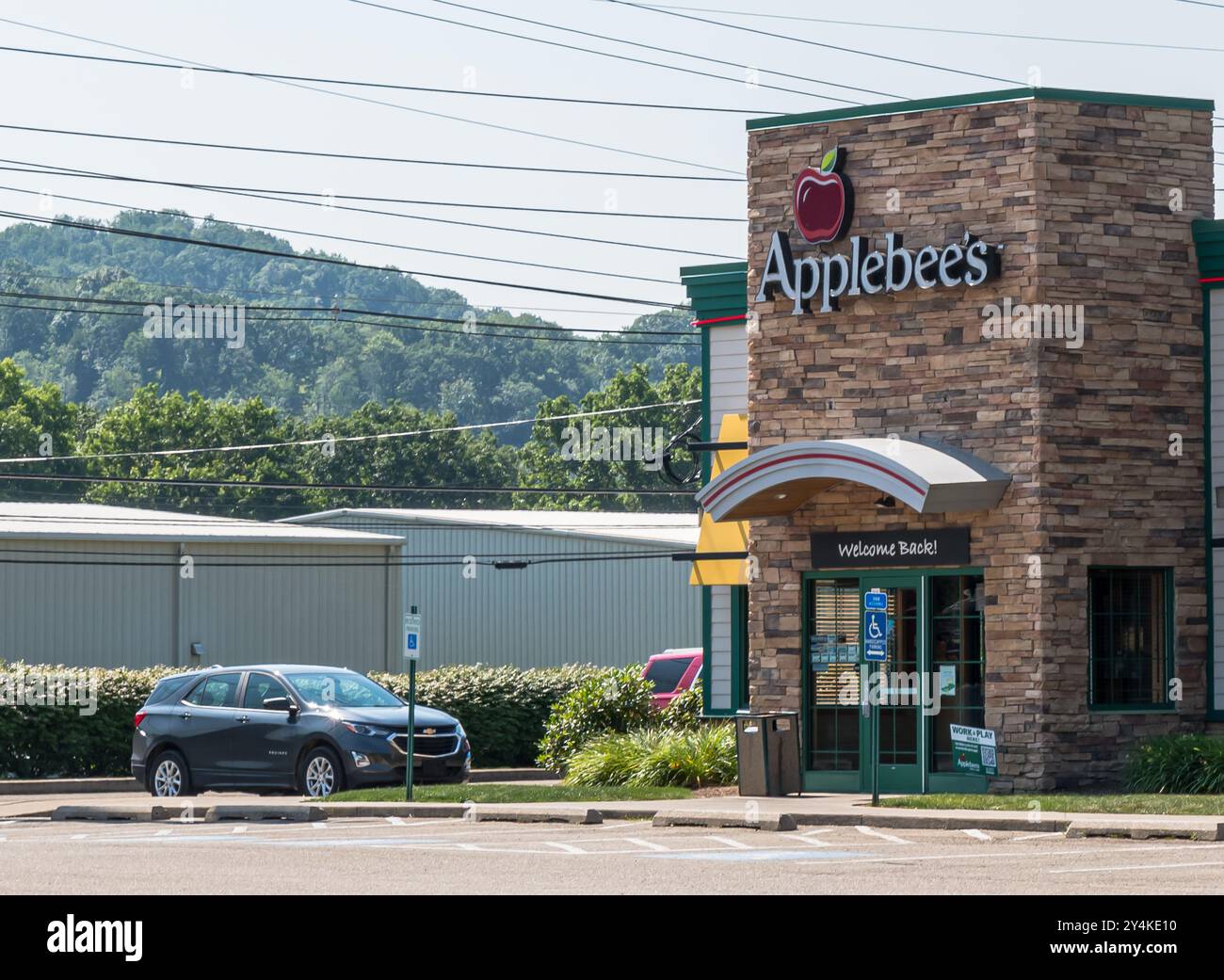 The front door entrance to the Applebee's restaurant and bar in Warren ...