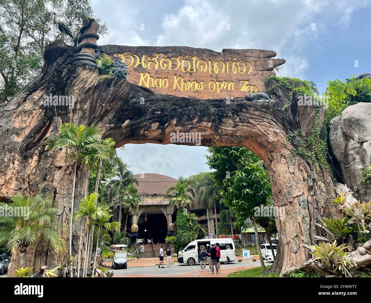 Bang Phra, Thailand. 18th Sep, 2024. The entrance to Khao Kheow Open Zoo. The cute hippo girl ...