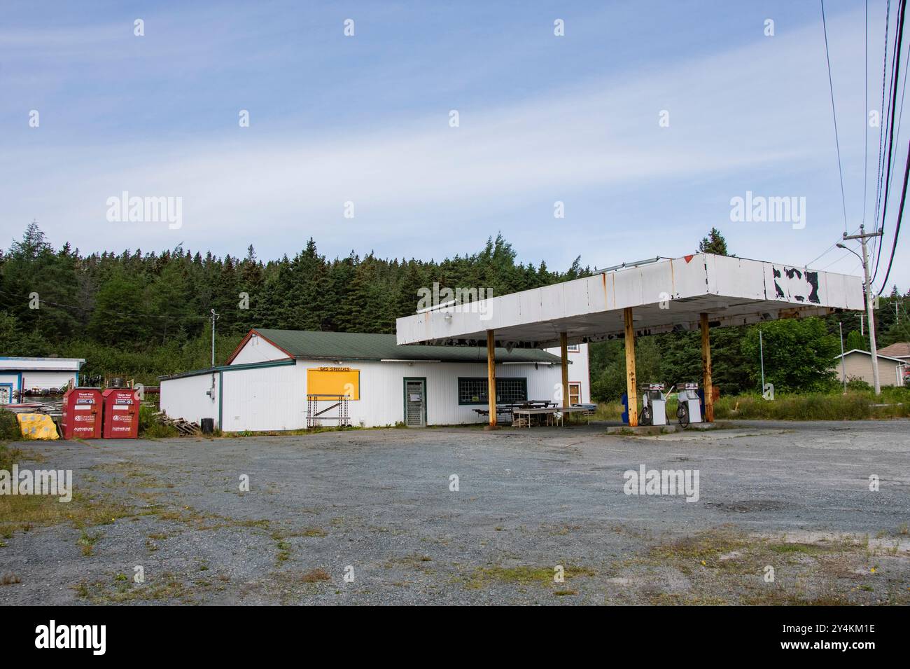 Abandoned gas station convenience store hi-res stock photography and ...
