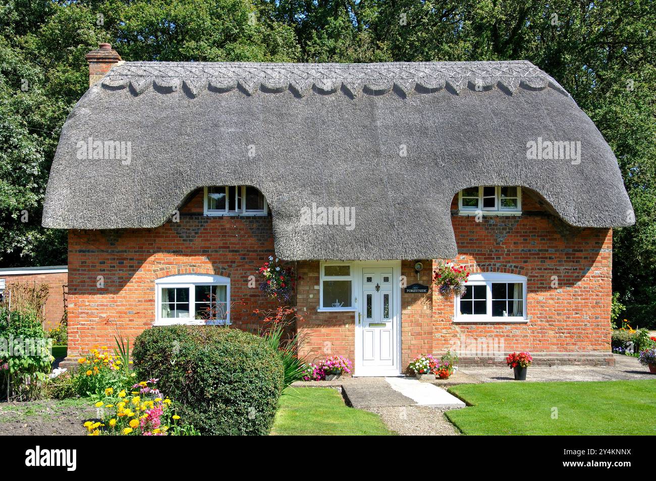 Pretty historic thatched cottage hi-res stock photography and images ...